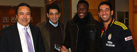 Shabani Nonda ya Plaket - GALATASARAY.ORG