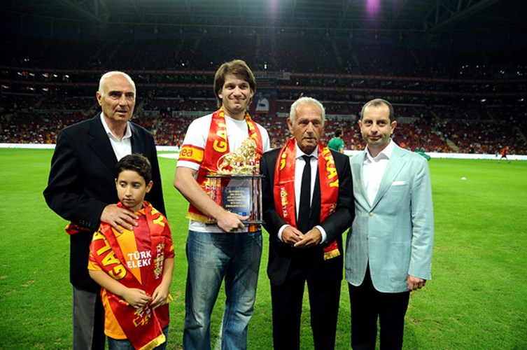Metin Kurt Türk Telekom Arena da Anıldı - GALATASARAY.ORG